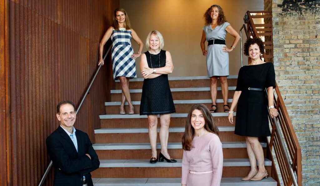 The first bank managed by women is created un the US